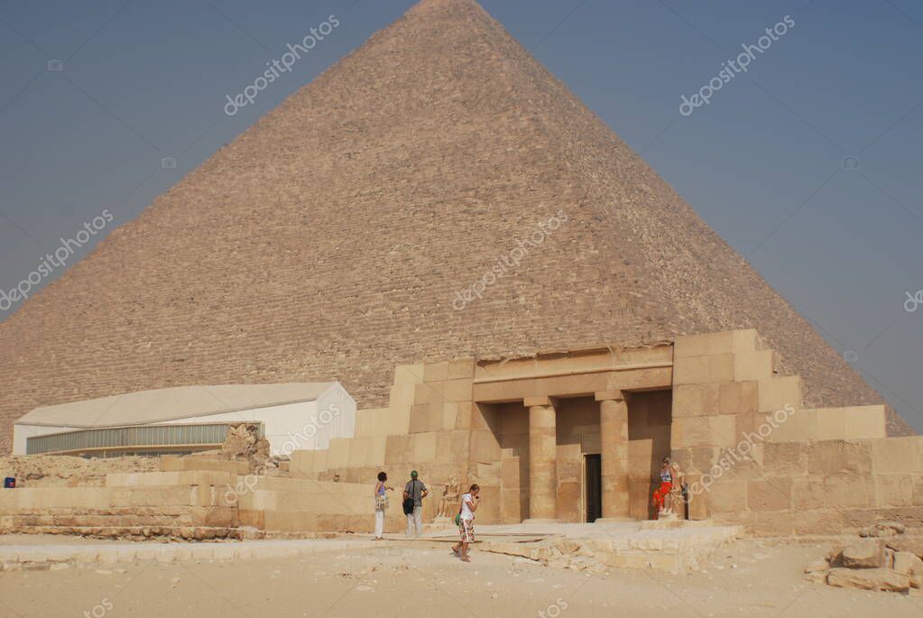 CAIRO EGIPTO - 11 22 10: La Gran Pirámide de Giza también conocida como ...