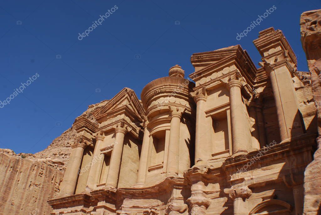 Ad Deir o El Deir, "El Monasterio" es un edificio monumental tallado en ...
