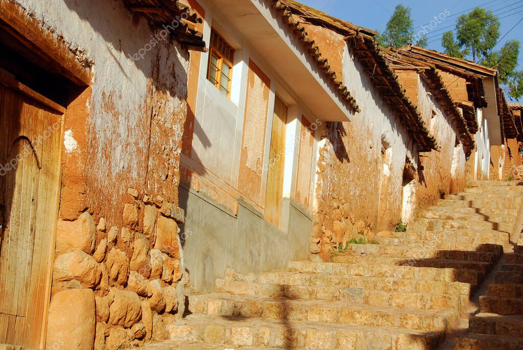 Pueblo peruano hecho con ladrillos de adobe. Perú 2022