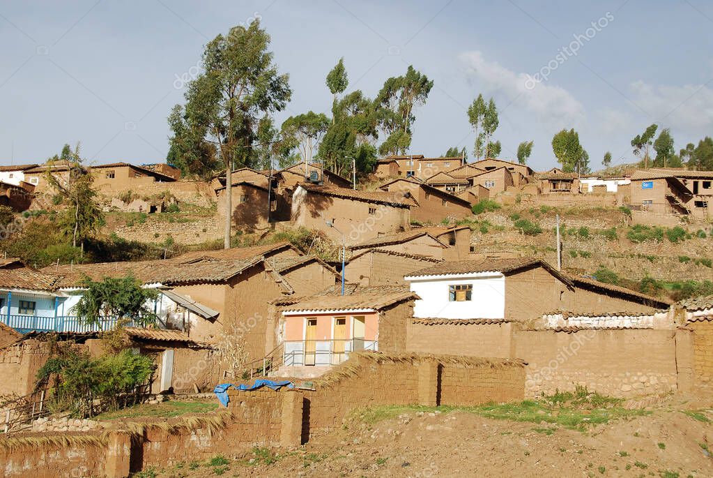 Pueblo peruano hecho con ladrillos de adobe. Perú 2022