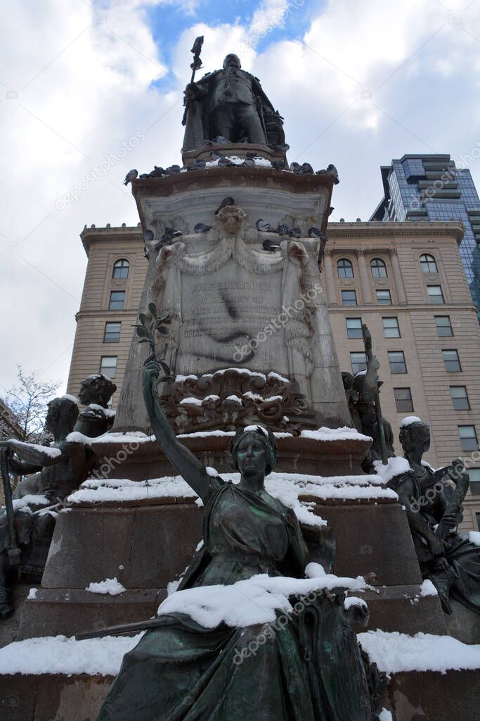 MONTREAL CANADA 03 24 2020: Detalles del Monumento a Eduardo VII es una ...