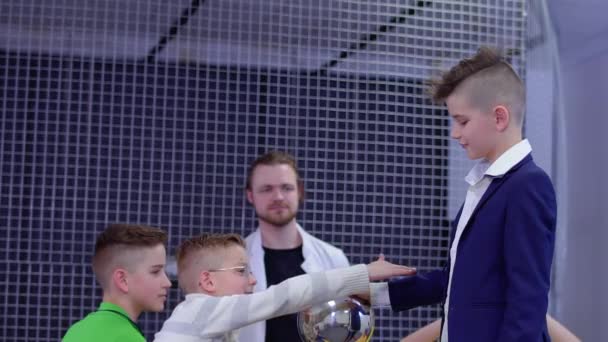 Boy touch to van de graaff generator exploring electrostatic voltage on ...