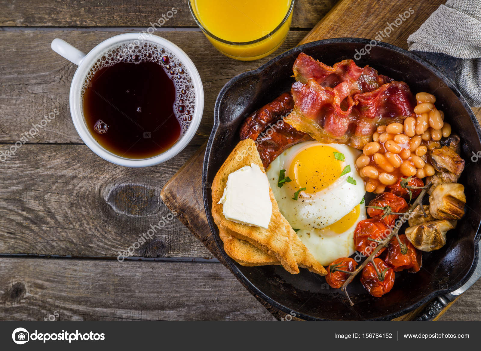 Full english breakfast - eggs, bacon, beans, toast, coffee and juice ...
