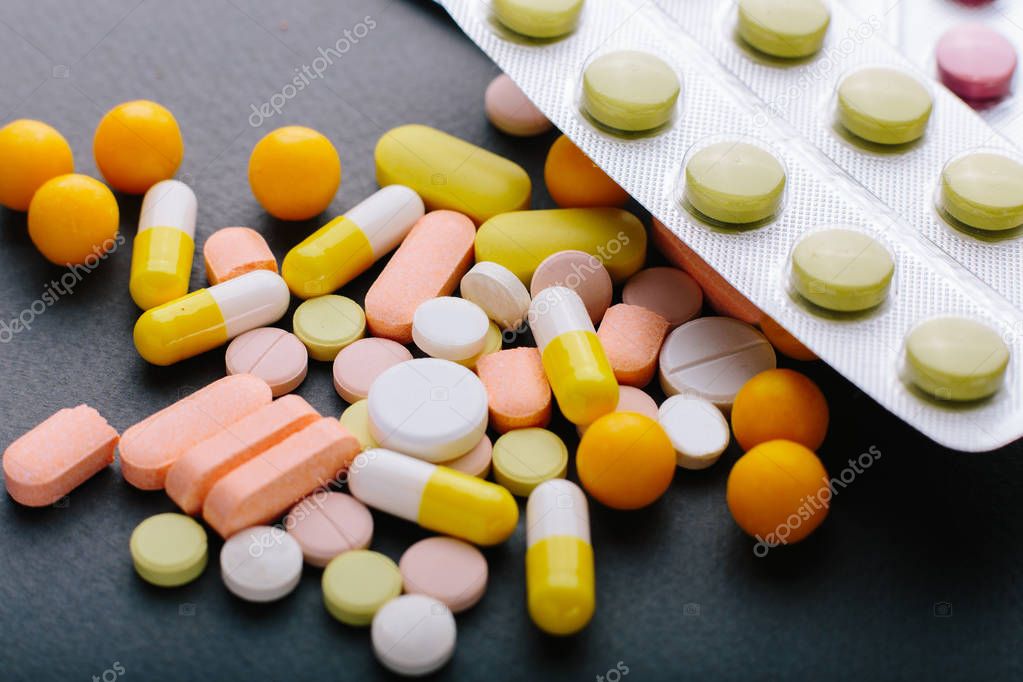 Muchos medicamentos, comprimidos, comprimidos, cápsulas diferentes ...