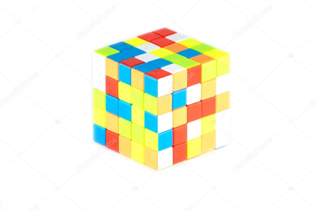 El cubo de Rubik cinco sobre cinco en el fondo blanco. La secuencia de ...
