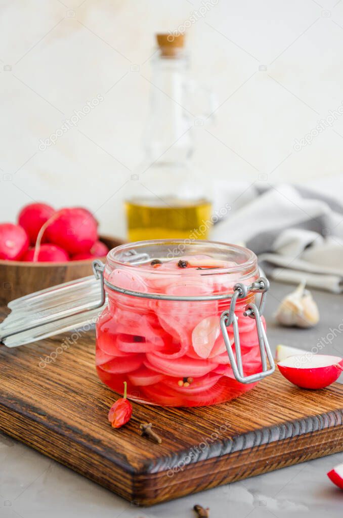Comida fermentada. Rábano marinado con cebolla, ajo y especias en un ...