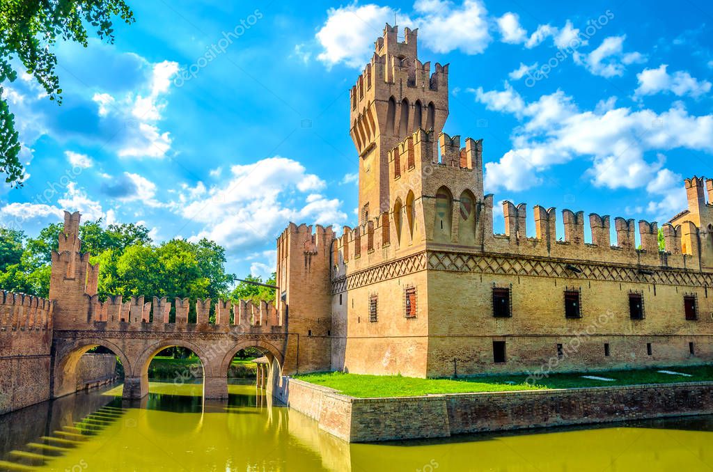 Castello di Bologna Minerbio emilia romagna landmark italia cielo blu ...