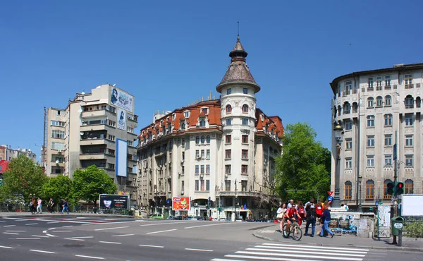 Tourists Downtown Bucharest – Stock Editorial Photo © radub85 #25114323