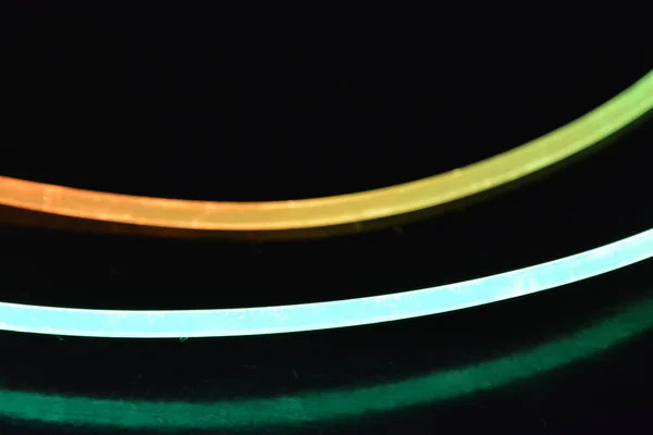 Un cable con luz naranja y verde, un cable guía de luz con diferente transmisión de luz ...