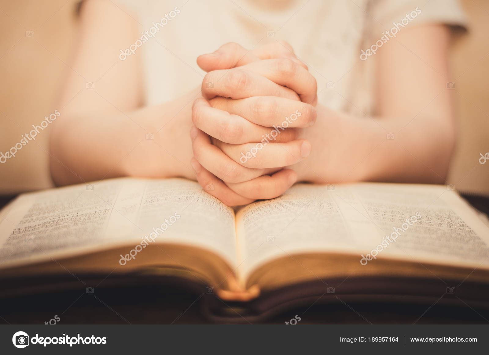 Open Biddende Handen Biddende Handen Van De Mens En Oude Bijbel Stock