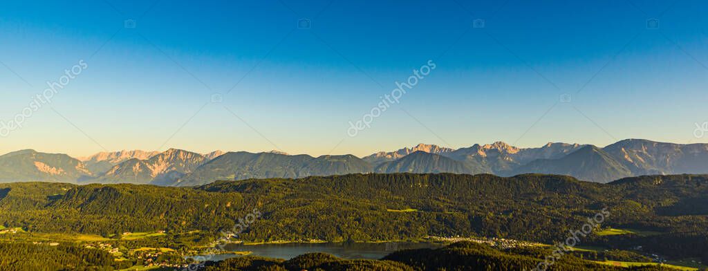 Lago y montañas en Worthersee Karnten Austria. Vista desde la torre ... Lago y montañas en Worthersee Karnten Austria. Vista desde la torre ...