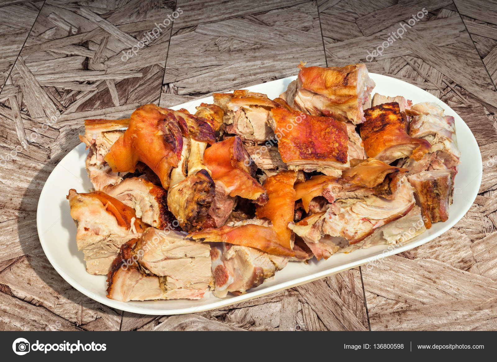 Plateful de escupir asado cerdo hombro rebanadas conjunto en madera ...