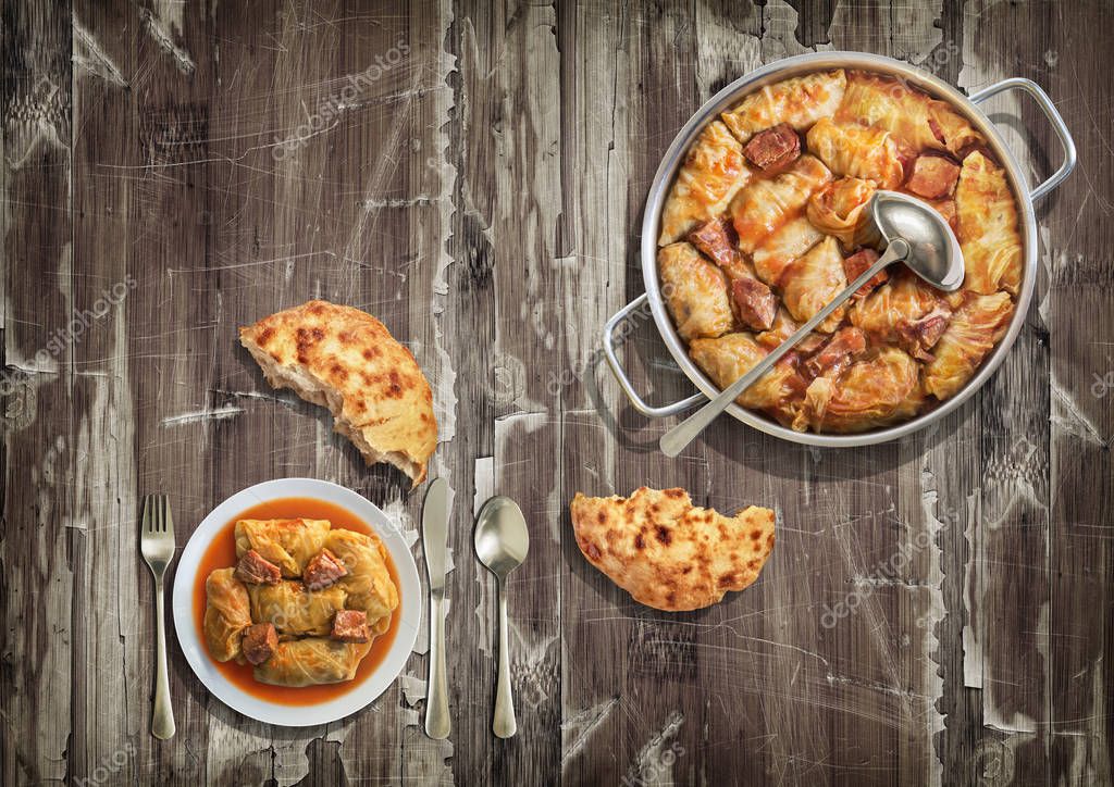 Rollos de col en escabeche rellenos cocidos con jamón curado en seco de ...