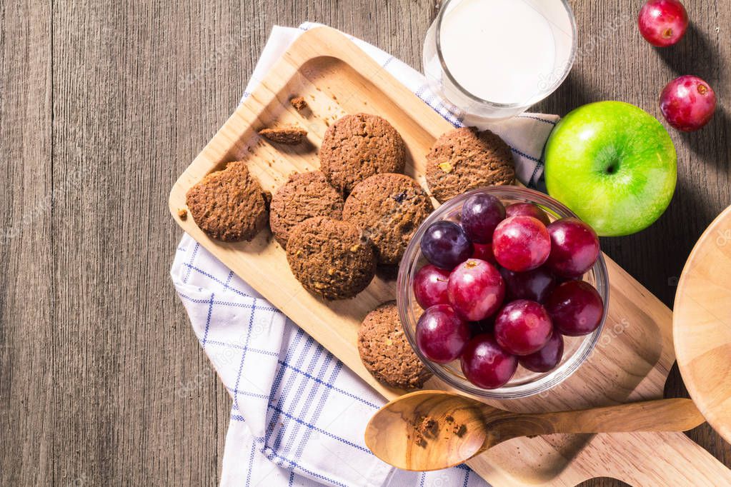 desayuno con galletas mezcladas frutas frescas para una alimentación ...