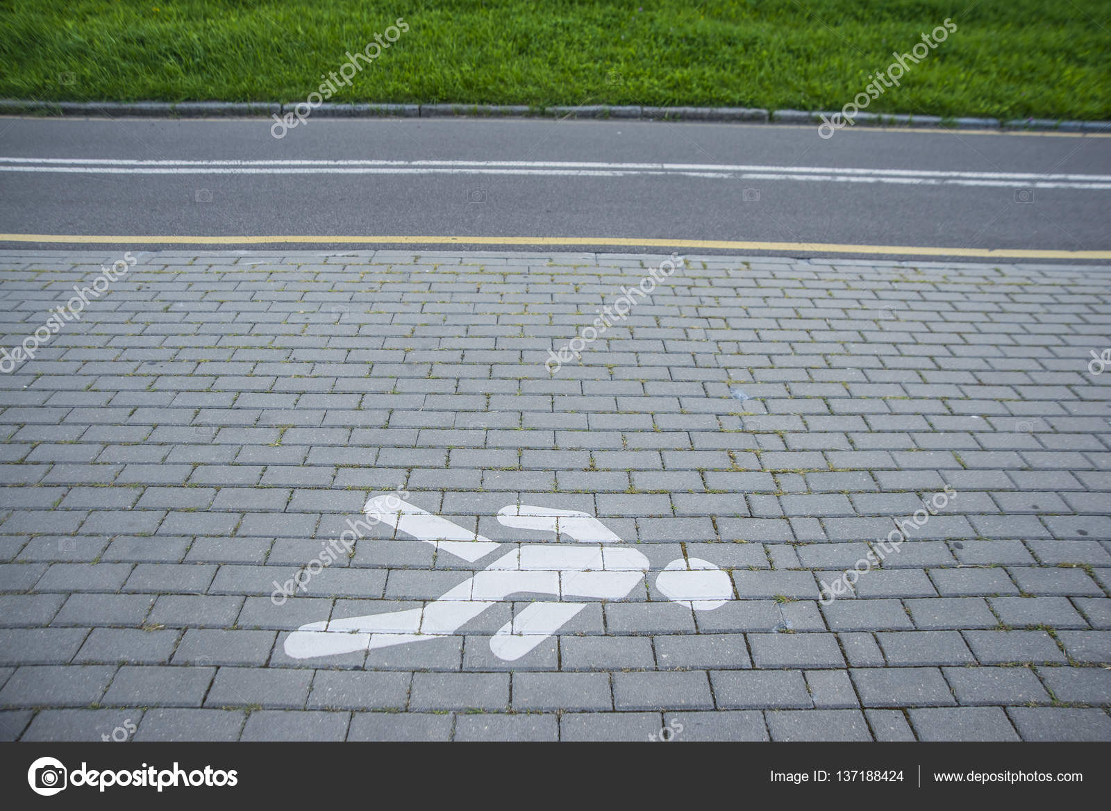 Пешеходная дорожка и велосипедная дорожка стоковое фото ©borjomi88 ...