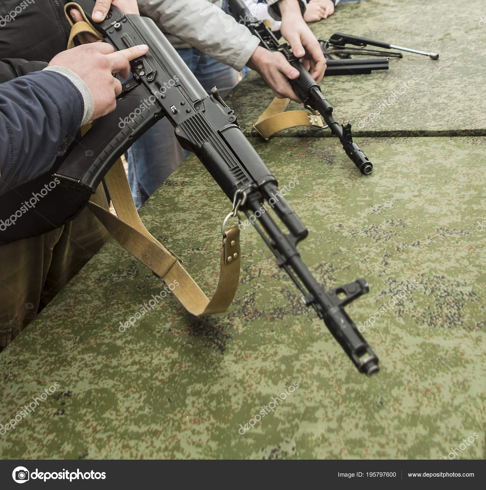 Male Hands Dismantle Kalashnikov Assault Rifles — Stock Photo ...