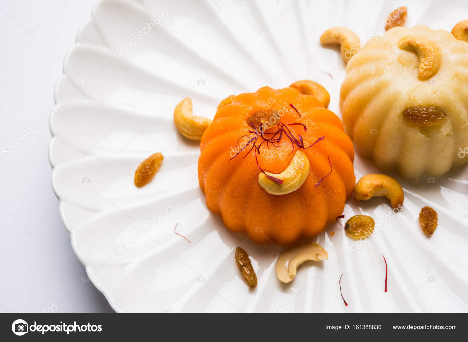 Plain or kesar flavoured Semolina Halwa / Sooji ka Halwa or sweet Rava ...