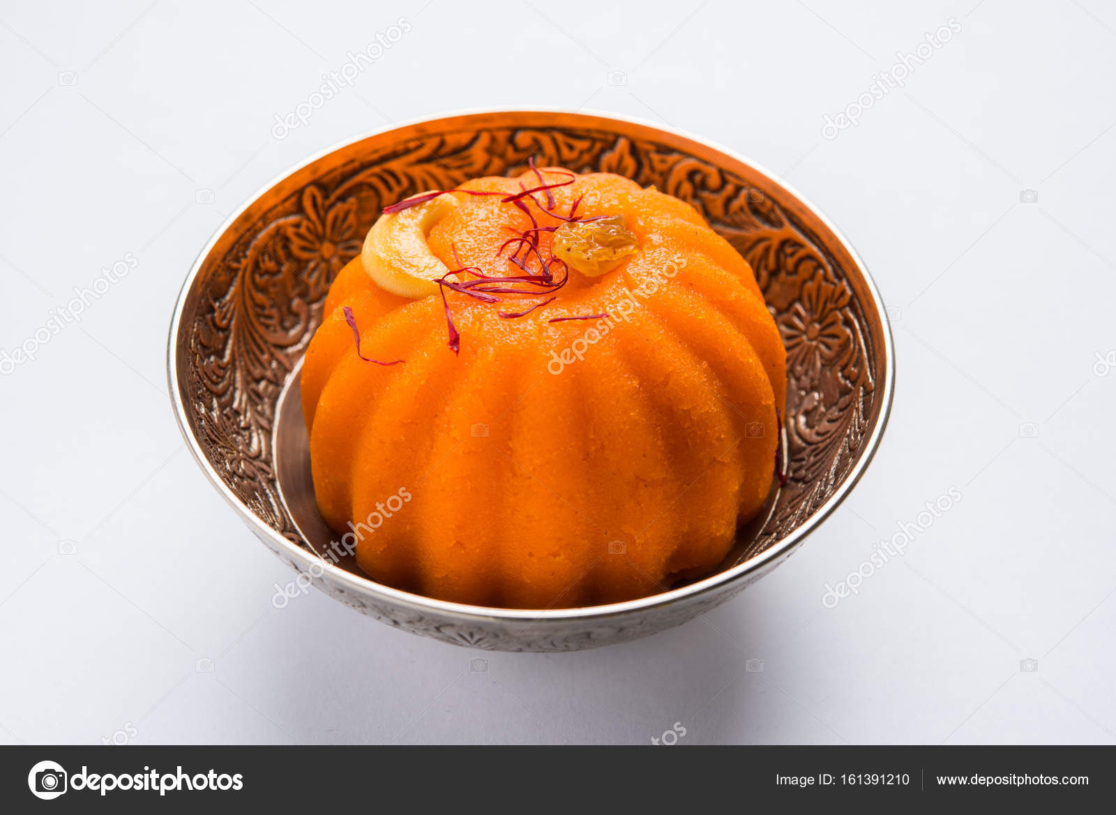 Plain or kesar flavoured Semolina Halwa / Sooji ka Halwa or sweet Rava ...