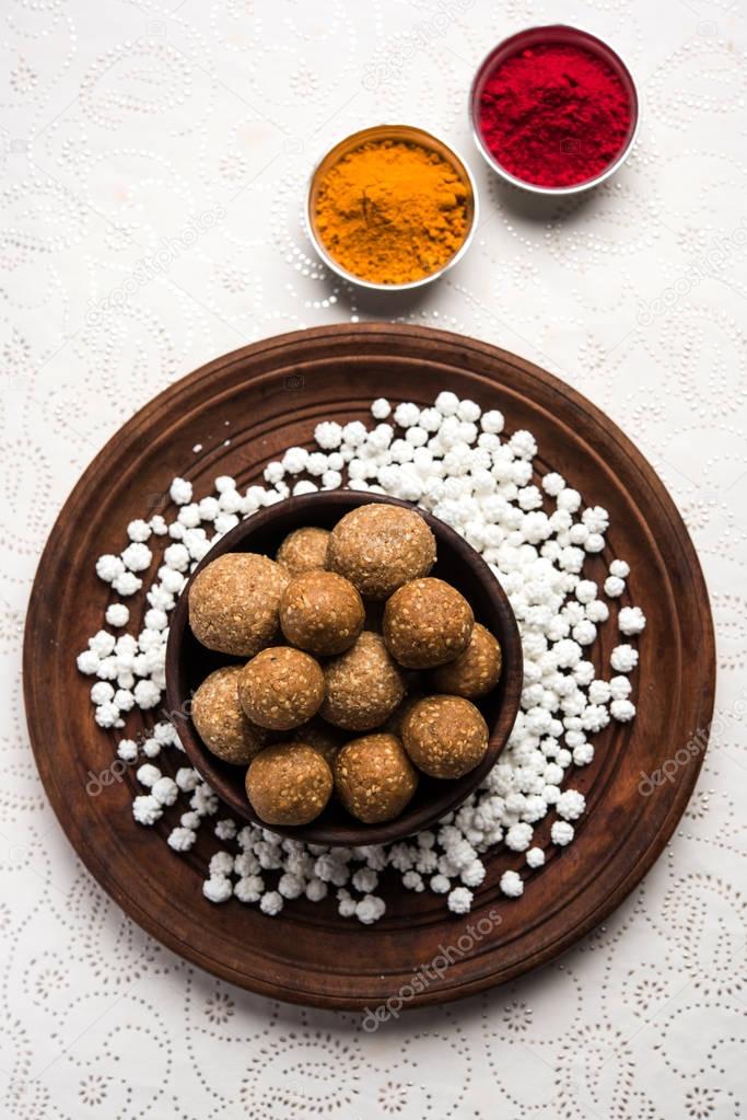 Tilgul o Til Gul con haldi Kumkum y halwa / chiranji o bolas de azúcar para el festival makar ...