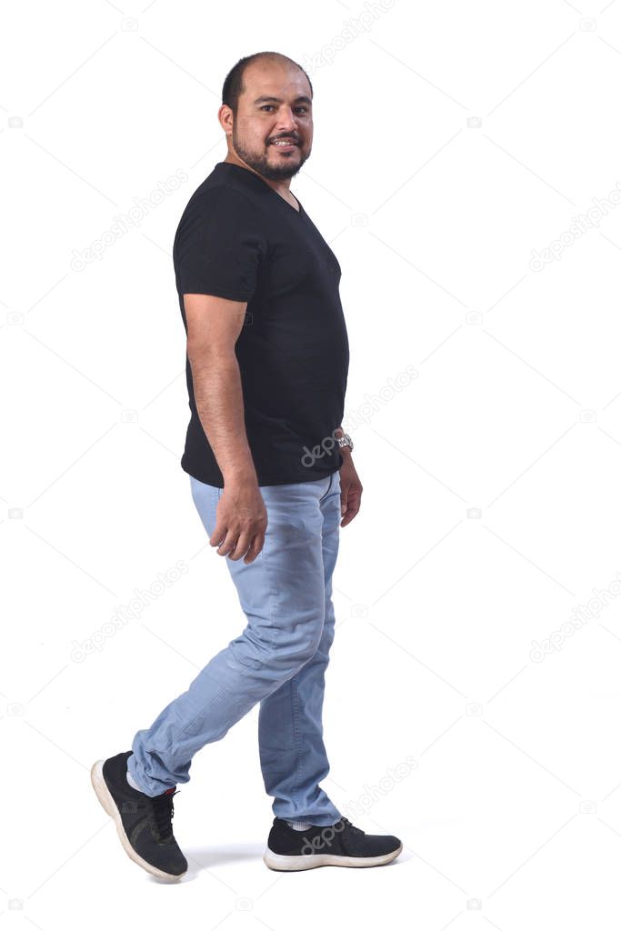 retrato completo de un hombre latino caminando sobre fondo blanco 2023