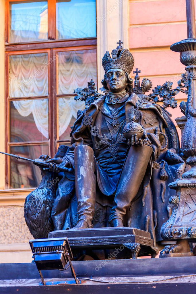 Monumento al emperador ruso Pablo I en el patio del Castillo de San ...