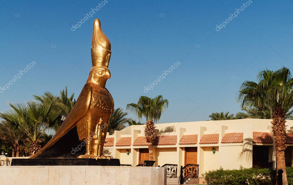 Una estatua de oro de Horus un halcón encabezado por el dios egipcio de ...
