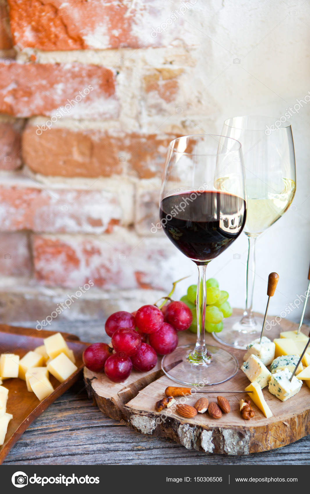 Bor snack készlet. Üveg vörös és fehér bor, szőlő, sajt, több mint ...