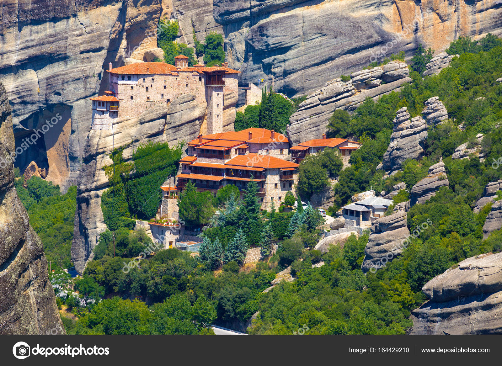 Paesaggio montano con rocce di Meteora e Monastero di Roussanou, luogo ...