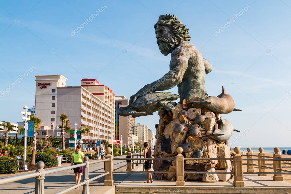 Estatua del Rey Neptuno a lo largo del paseo marítimo de Virginia Beach ...