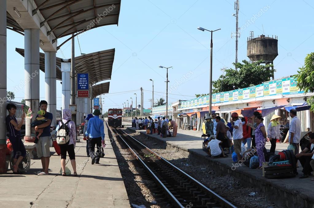 Pasajeros que se preparan para tomar el tren diesel 2023
