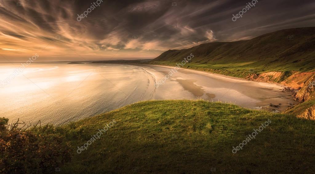 Puesta de sol en Rhossili Bay en la península de Gower, Swansea, Gales ...