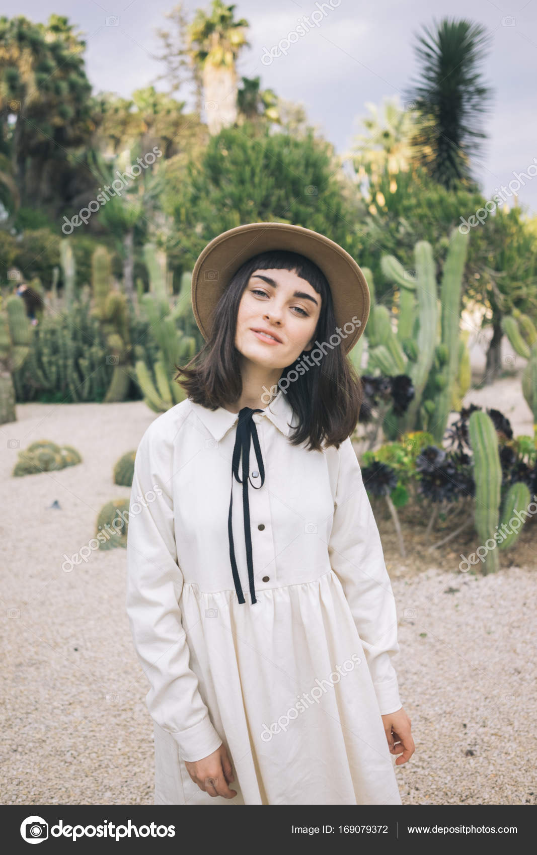 Amish girl walks Stock Photo by ©derepente 169079372