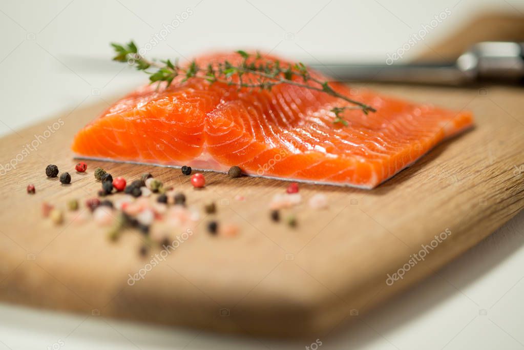 Filete de trucha fresca con hierbas y especias en el tablero de corte 2023