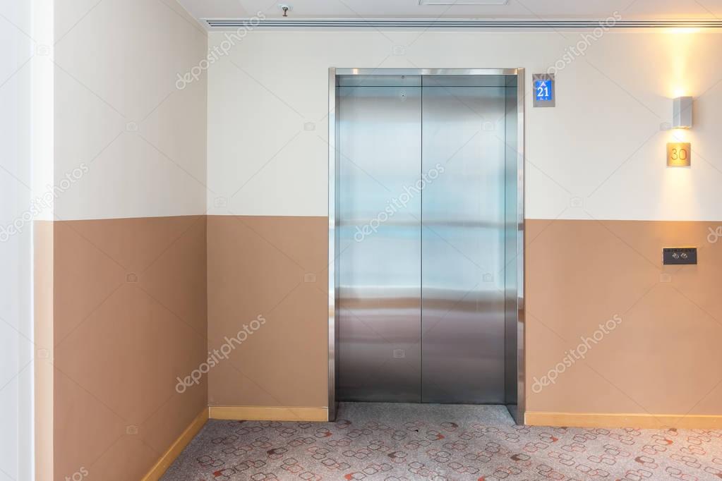 Un ascensor de diseño interior, diseño moderno del edificio. 2024