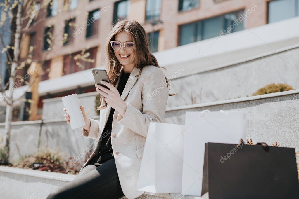 Chica linda atractiva con las bolsas de la compra y el teléfono ...