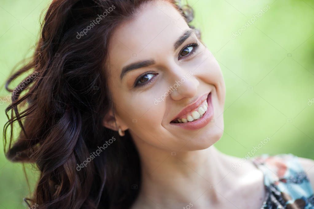 Belleza modelo sonriente con maquillaje natural y pestañas largas. Concepto de juventud y ...