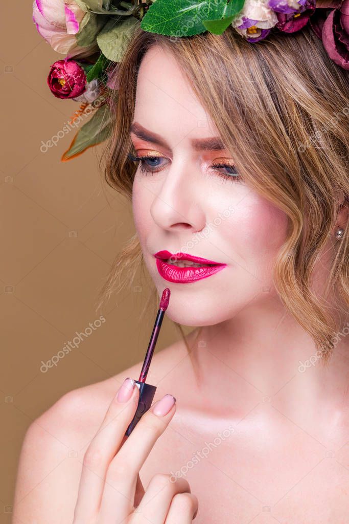 hermosa joven modelo con flores brillantes en la cabeza. Modelo pinta ...