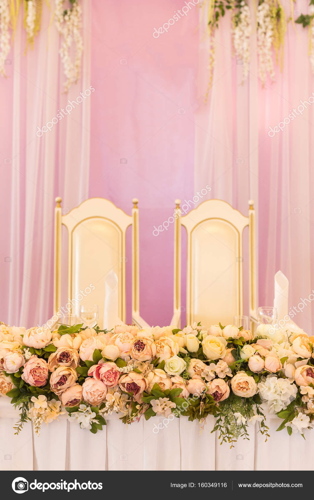 Festive table for the bride and groom decorated with pink cloth and flowers. — Stock Photo ...
