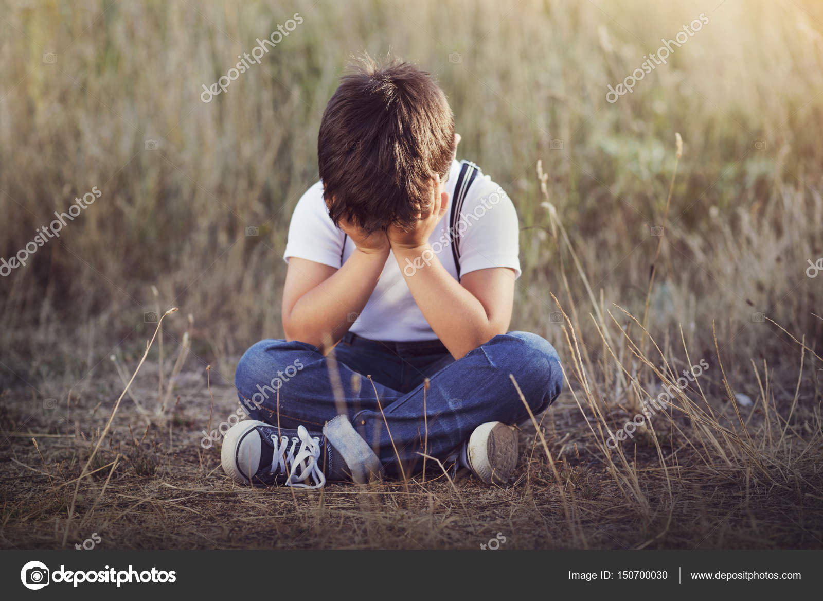 Rapaz chorão. Criança chorando sentada no chão fotos, imagens de ...