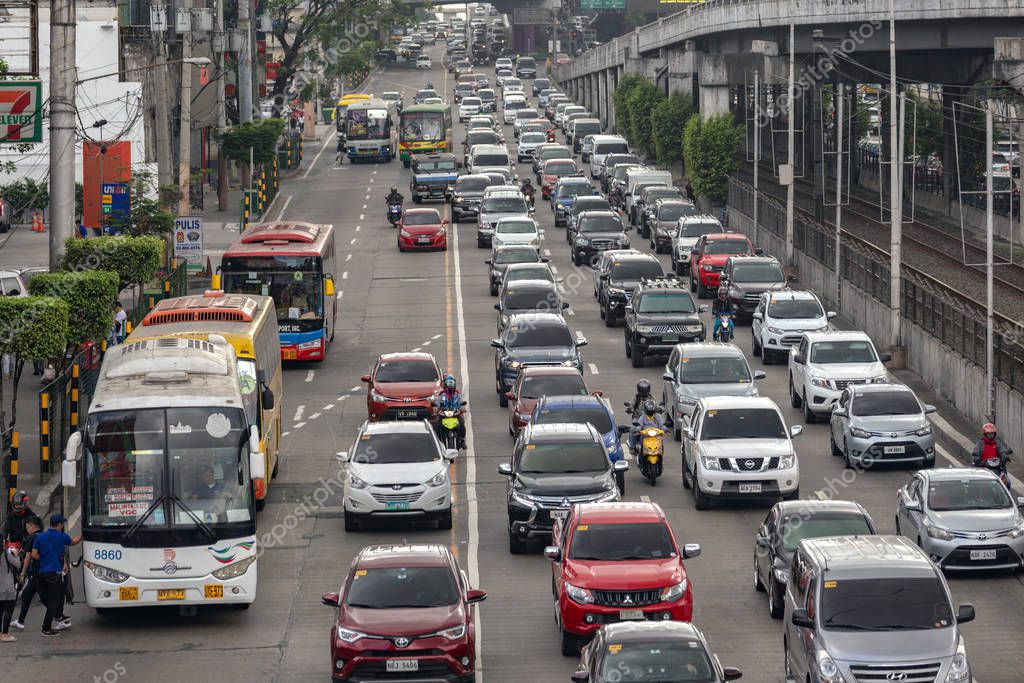 Manila, Filipinas - 20 de enero de 2020: Tr fico pesado, muchos coches ...