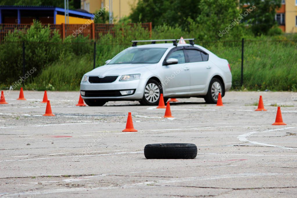 muchos conos de tr fico de se alizaci n de pl stico y neum ticos de goma de las ruedas est n en ...