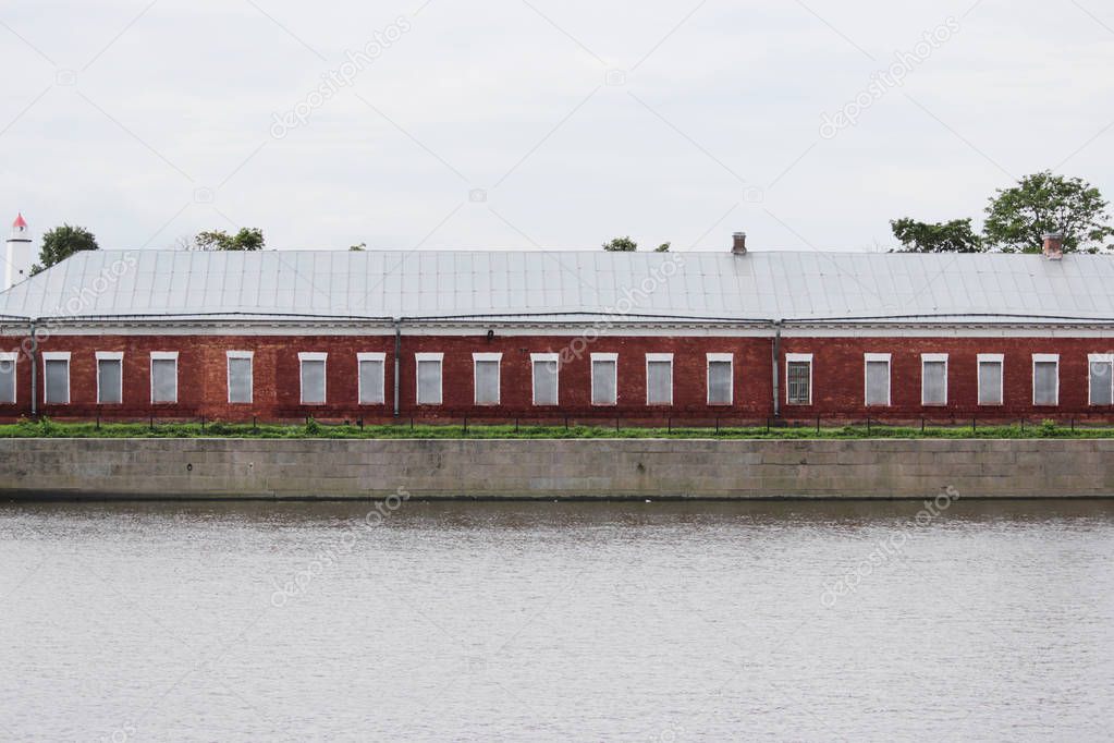 Un canal con agua para barcos marineros llamando. Piedra antiguas paredes históricas con anillos ...