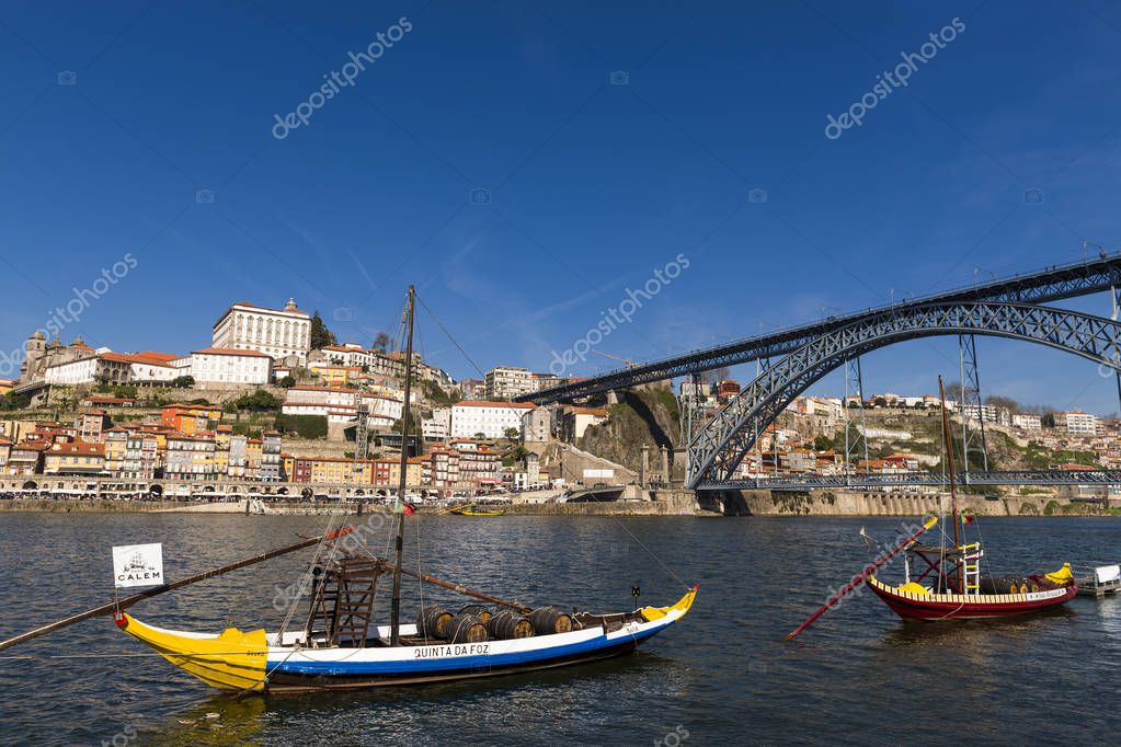 Barcos tradicionales Rabelo ("Barcos Rabelos") en el río Duero con la ...