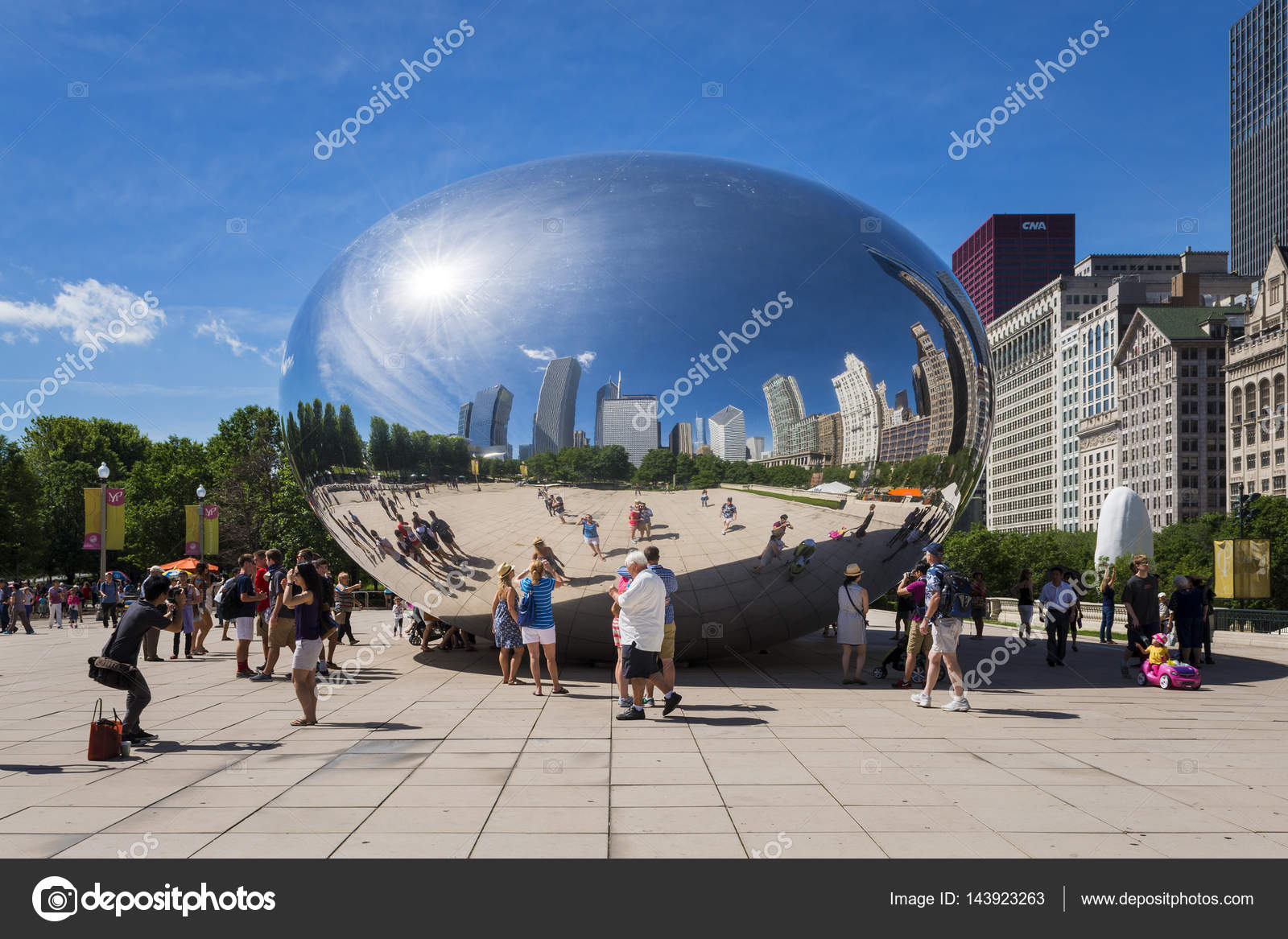 Tourist around the Cloud Gate ("The Beam") at the Millennium Park in ...