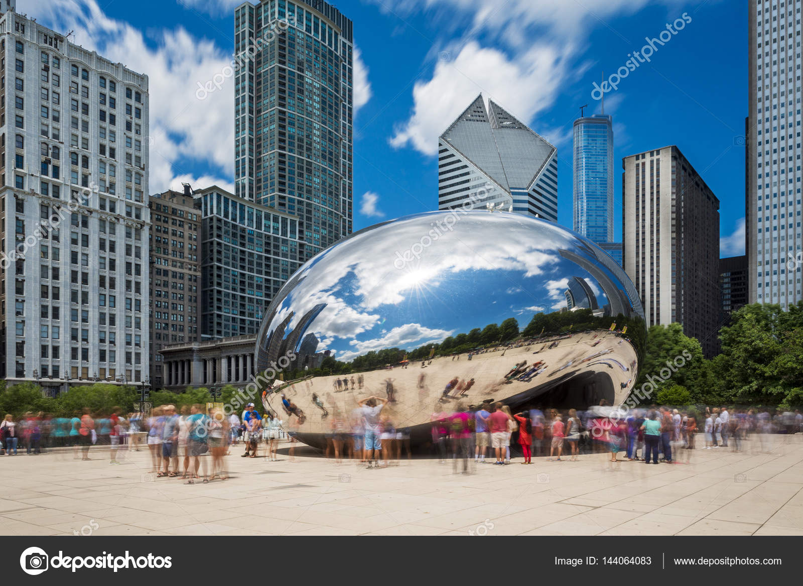 Tourist around the Cloud Gate ("The Beam") at the Millenium Park in ...