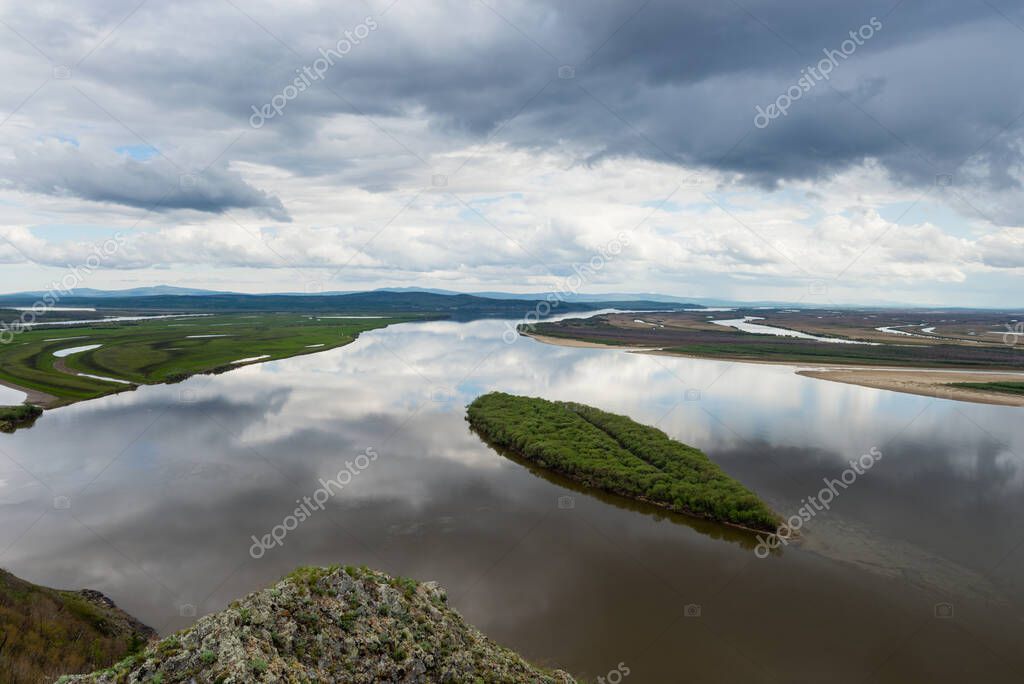 Cliff Aury en el río Amur. Khabarovsk región del Lejano Oriente ruso ...