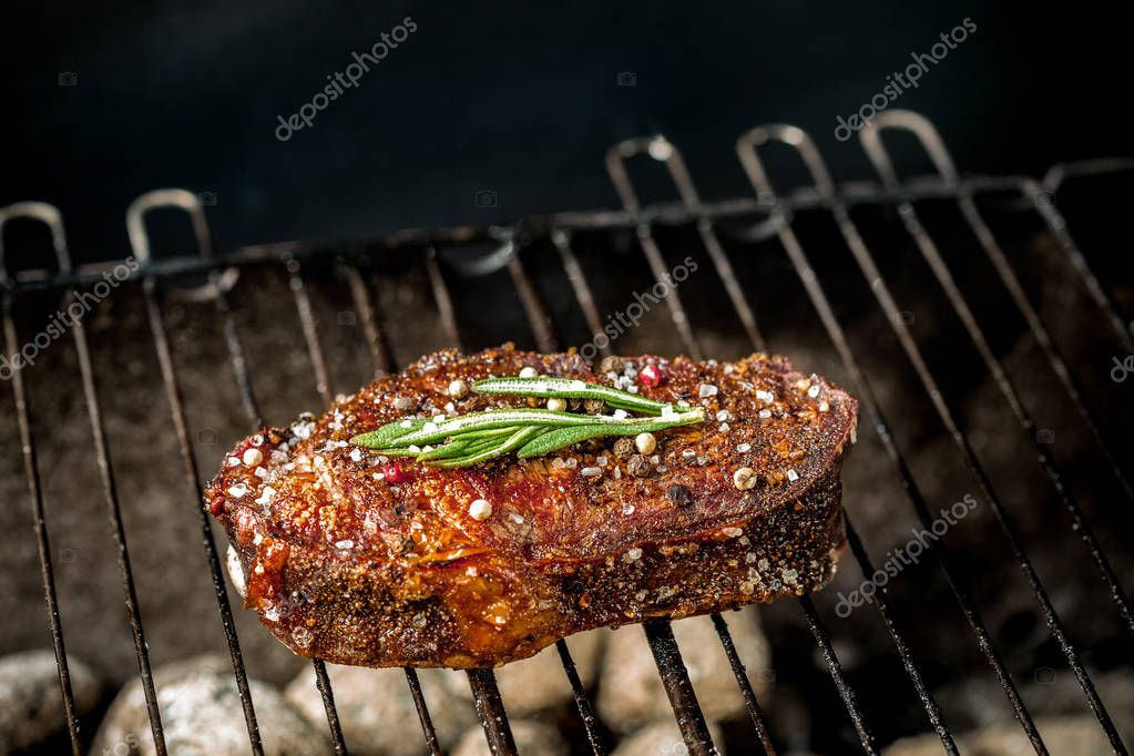 Carne picante caliente a la parrilla en una barbacoa de verano sobre ...