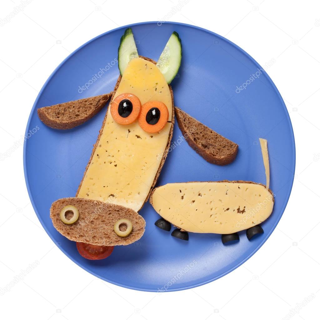 Vaca hecha de pan negro y queso en plato azul 2023