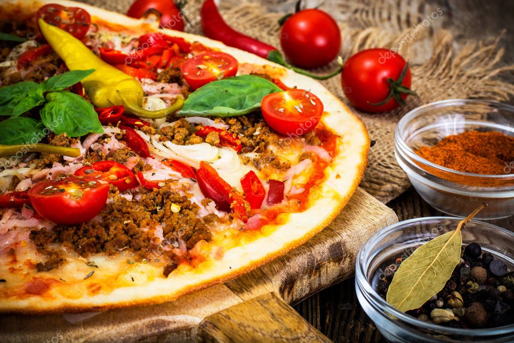 Pizza italiana rústica en una pastelería fina con cerdo picado, jamón ...