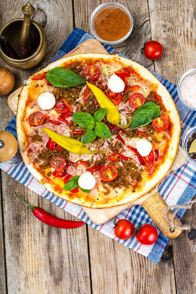 Pizza italiana rústica en una pastelería fina con cerdo picado, jamón ...